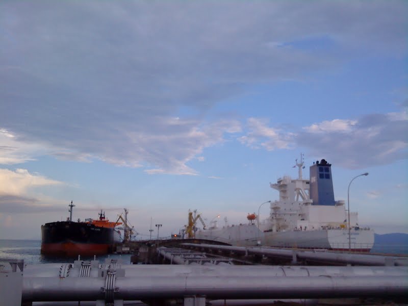 Navios em Santos: TI Oceania operando em Angra dos Reis
