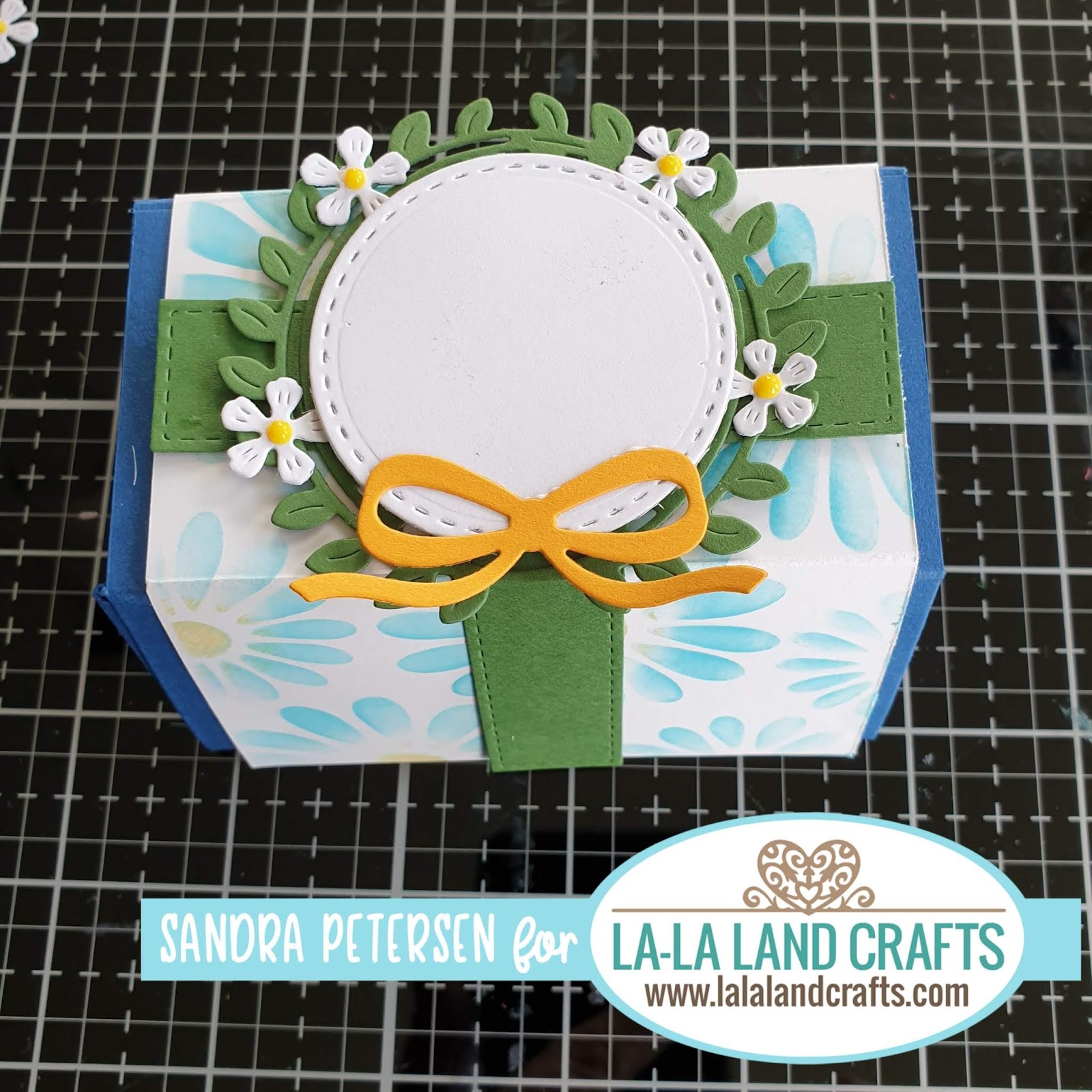 Addicted to Creativity: Tutorial Thursday - Super easy and fun trapeze box