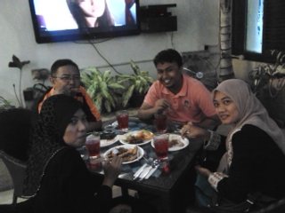 SM Sains Banting, Jugra: Warden berbuka puasan di Saha Cafe