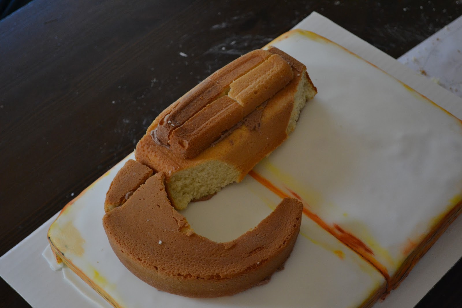 Hyde's Creations: Dragon Cake Tutorial