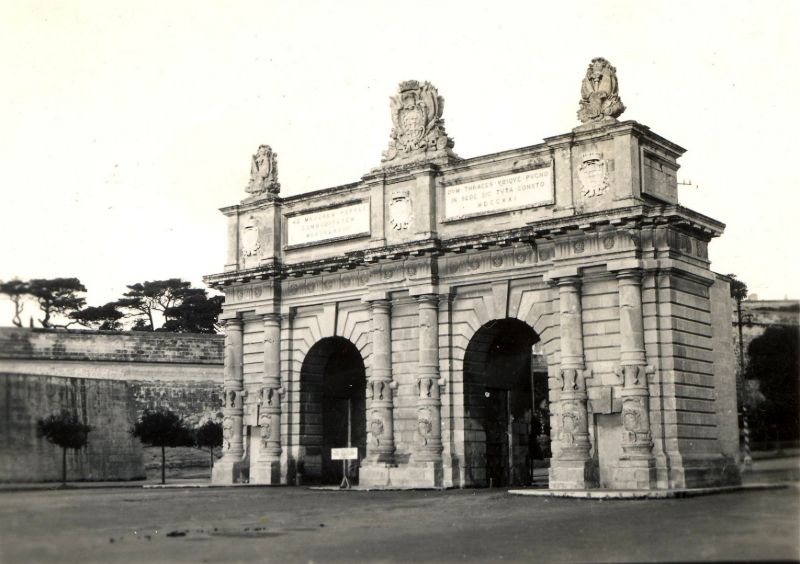 22 Rare Photos Capture Street Scenes of Malta in the Early 1950s ...