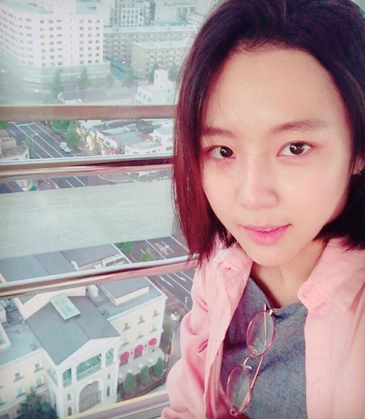 Yewon shares a selca for the first time since scandal