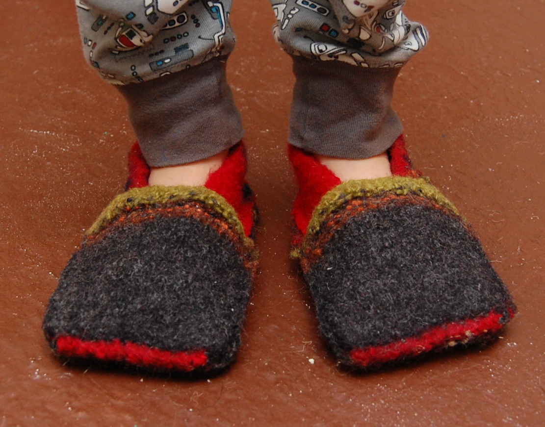 Beth Being Crafty: So in love with these upcycled slippers!