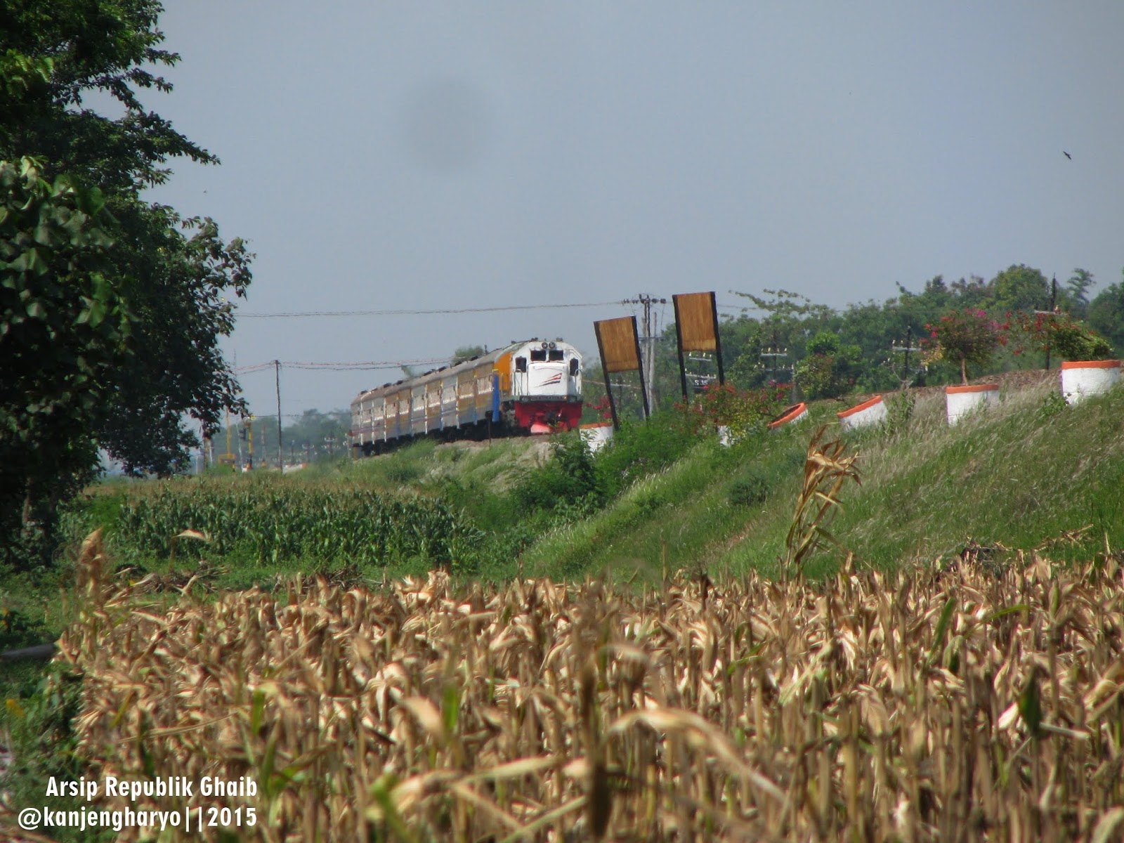 Kereta Api Indonesia: Foto Lengkap KA Brantas Memasuki Stasiun Kertosono