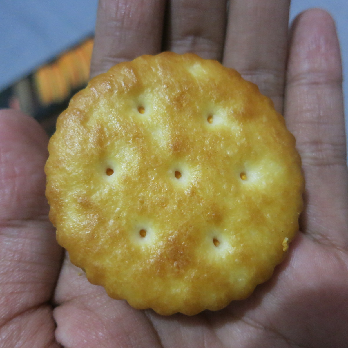 Knack 4 Snacks!: Rebisco's Hansel Premium Cheese Sandwich