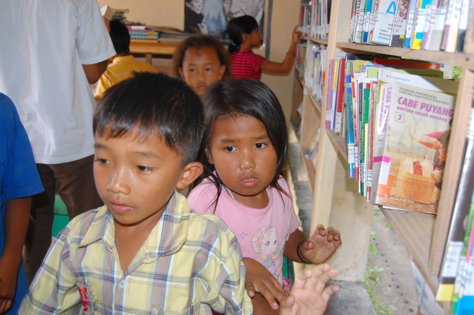 RUMAH BACA KOMUNITAS MERAPI (RBKM): AKTIVITAS MEMBACA DI RBKM