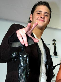 ESTO PASO: 1986: NACIÓ Christopher Uckermann, actor y cantante mexicano.