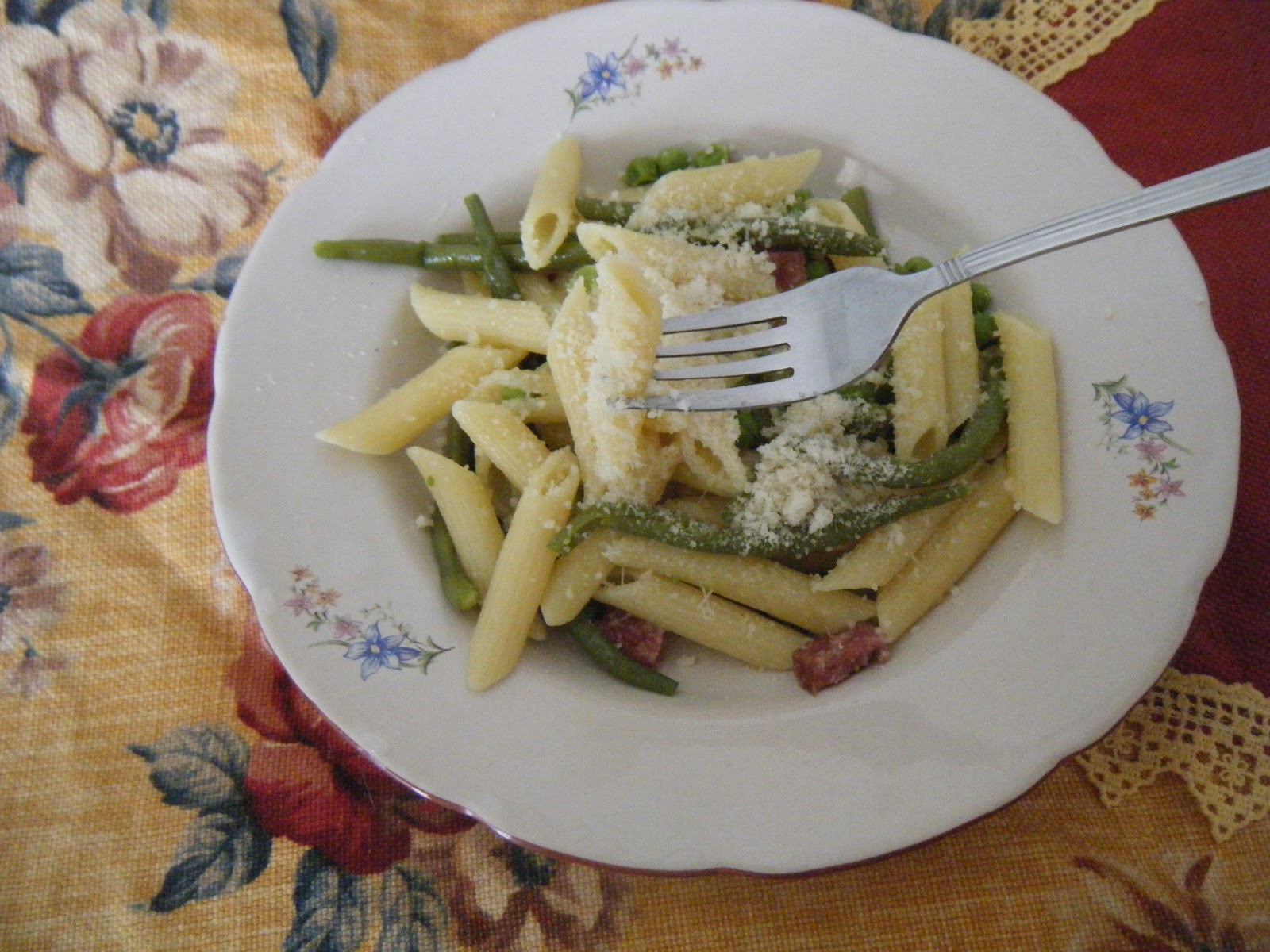 Bebe & Vogëlushë: Makarona me mashurka jeshile dhe proshute!