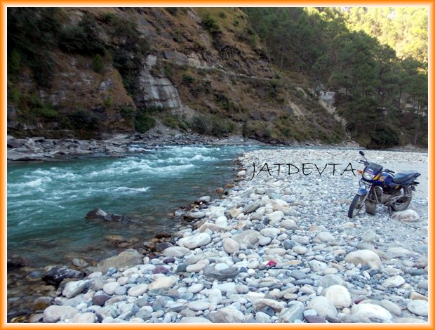 Travelogues in Hindi : Vaan to Aadi Badri वाण गाँव की दुकान का ताला ...