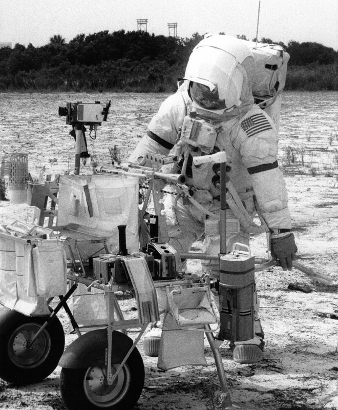 Apollo 14 Timeline: 1970/08: Prosegue la preparazione dei tre uomini di ...