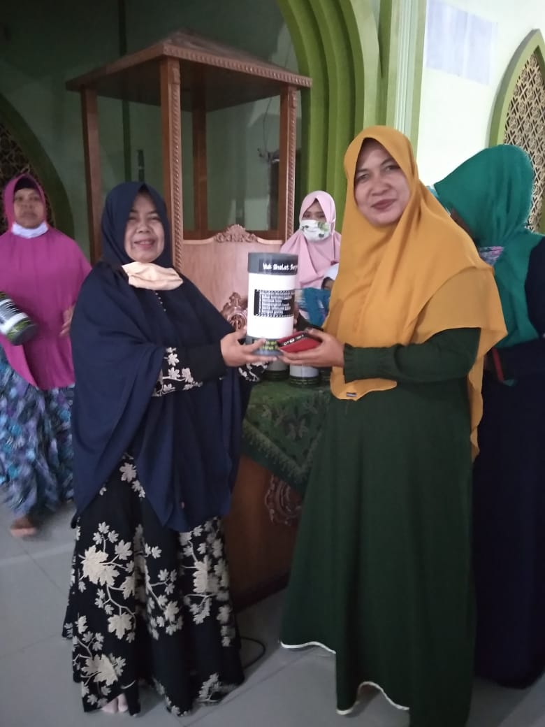 Kaum Ibu Antusias Menerima Tabung Infak - Masjid Al-Muhajirin