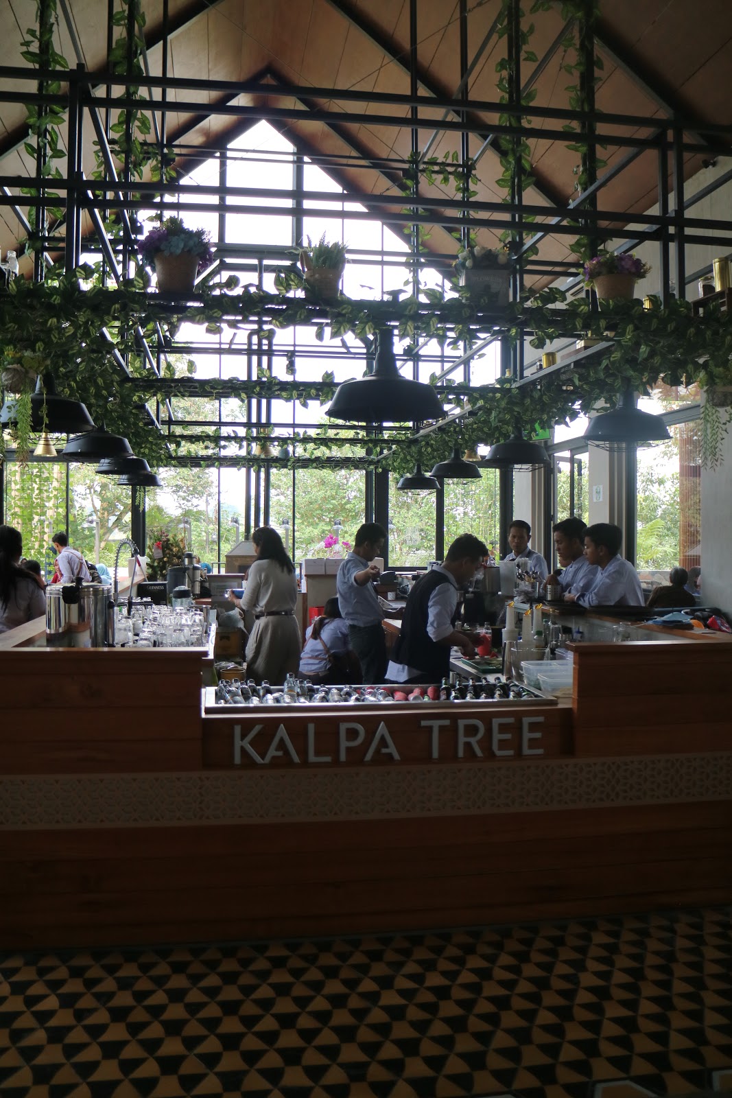 CAFÉ BARU DI BANDUNG: KALPA TREE RESTO CIUMBULEUIT