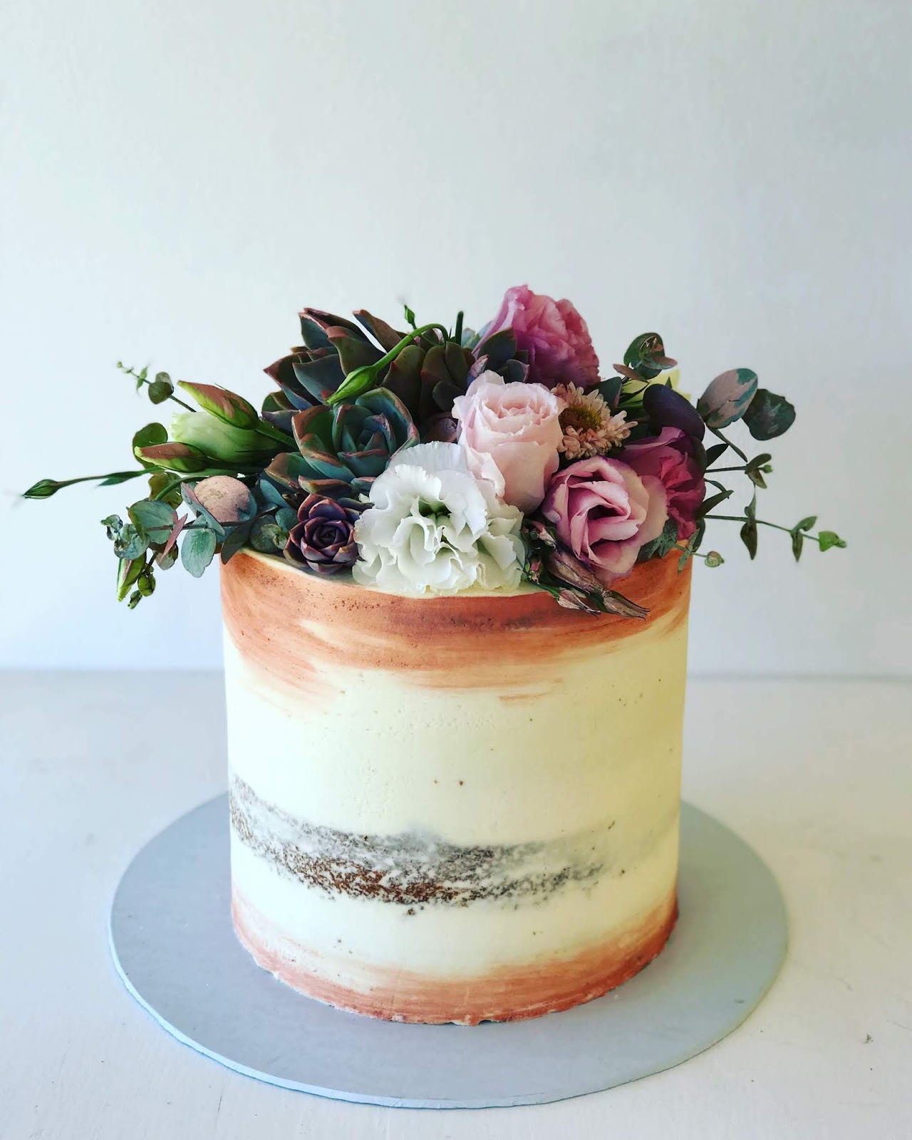 Semi naked cake with fresh flowers - R980