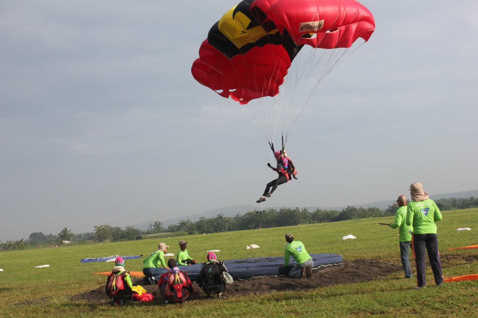 .: Penerangan Atang Sendjaja :.: ATLET TERJUN PAYUNG MALAYSIA DAN ...