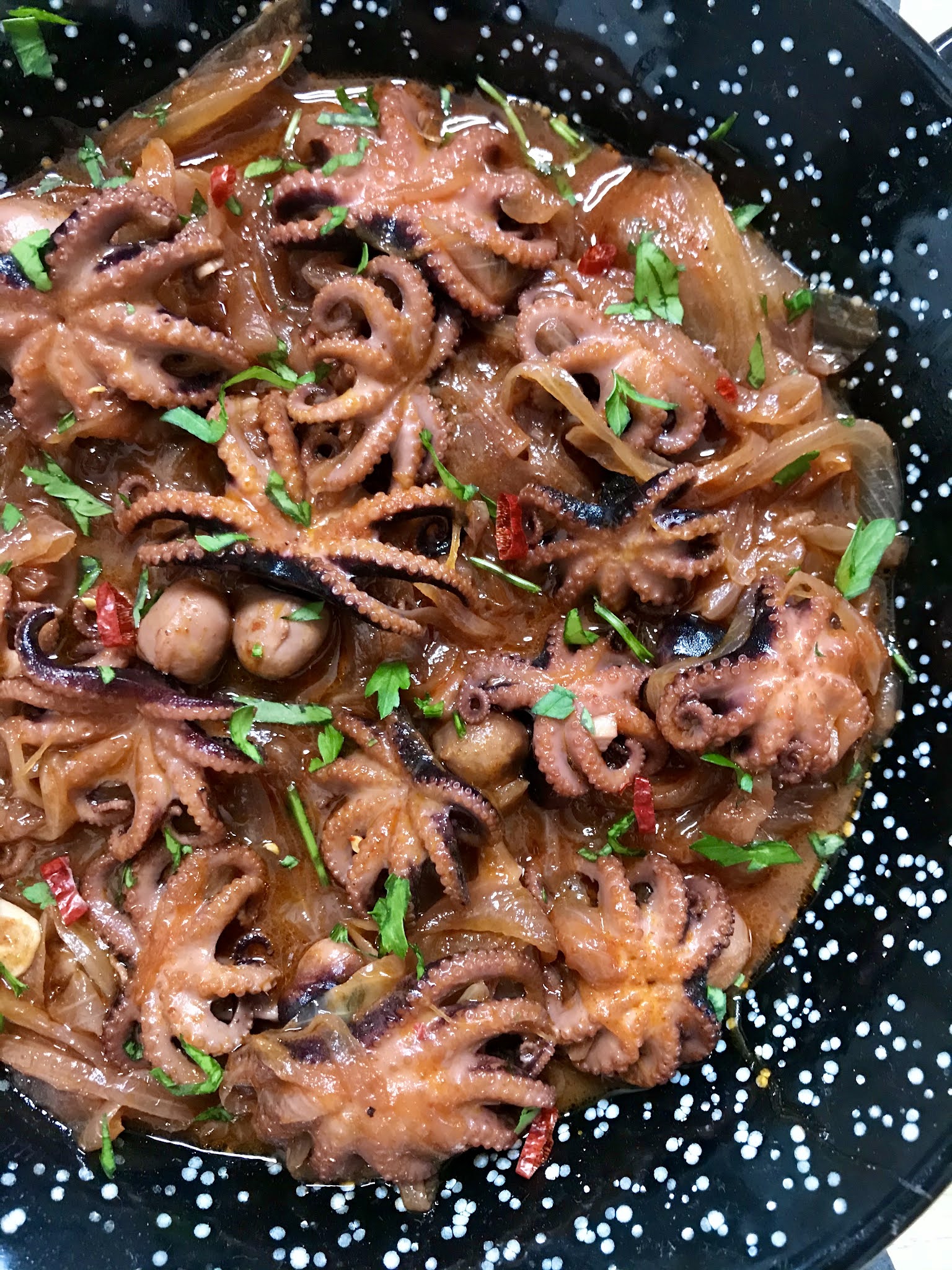 Pulpitos encebollados en salsa