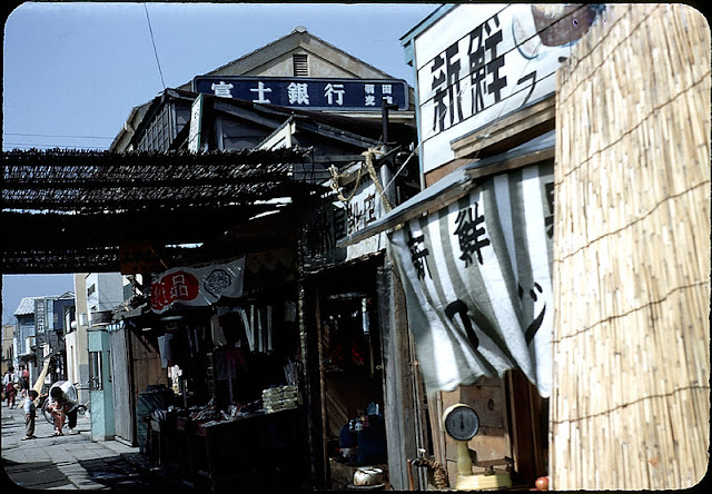 35 Fascinating Color Snaps Capture Everyday Life of Tokyo in the Early ...