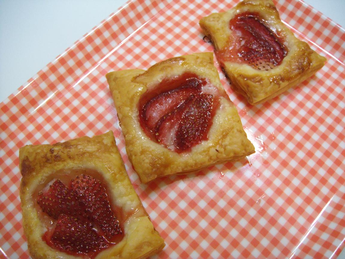 BeautyMe Love Recipes: Almond Biscuits & Strawberry Puffs