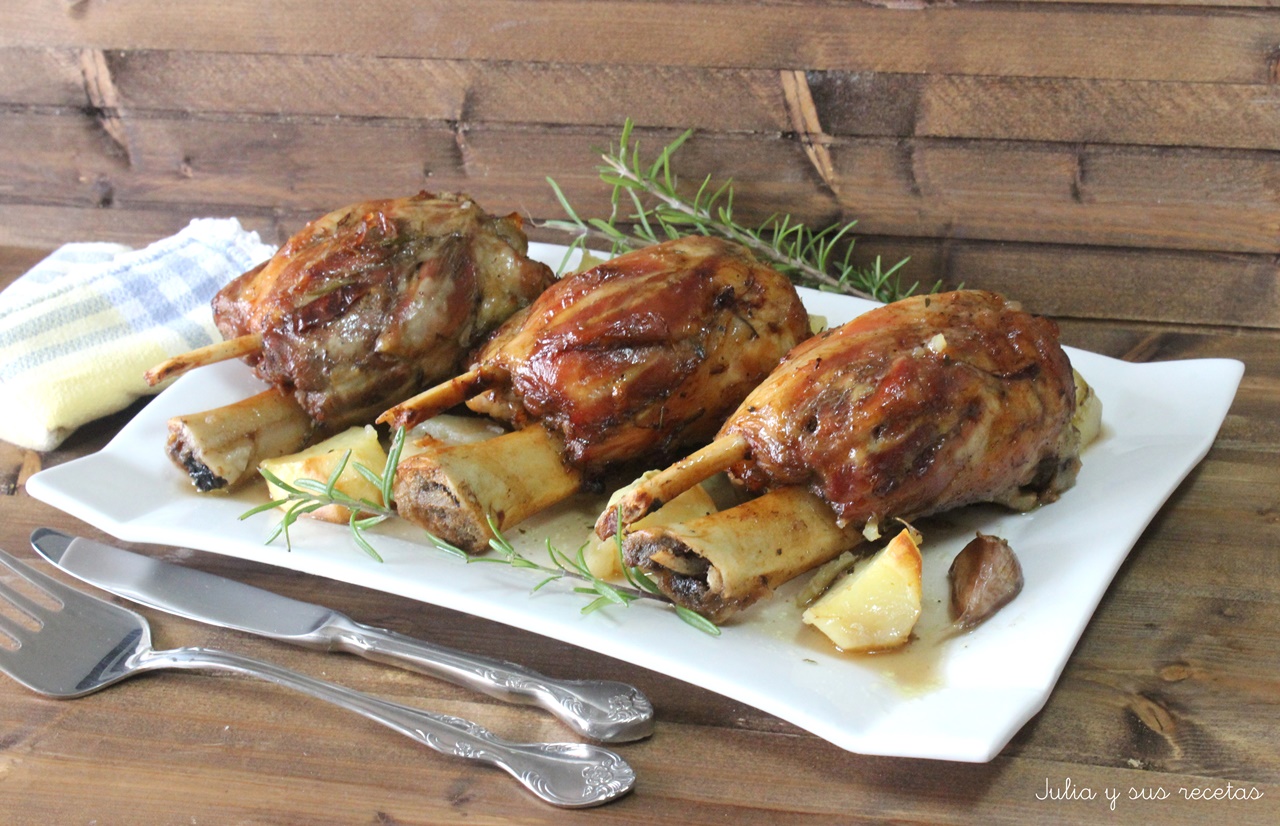 JULIA Y SUS RECETAS: Codillos de cerdo al horno con romero y tomillo