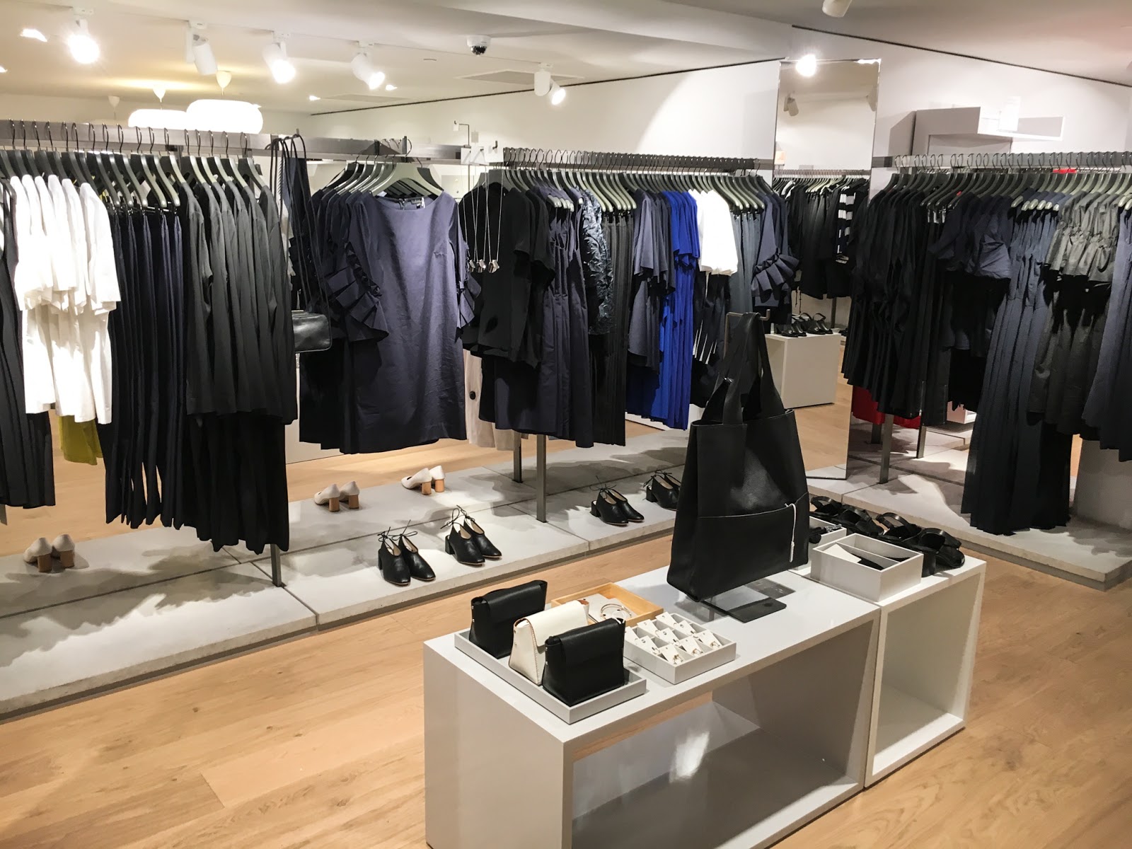 Mira Ahola VM: Esillepanot myymälätilassa