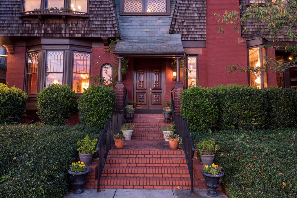 Sweet House Dreams: 1895 Dutch Colonial/Victorian in Norfolk, Virginia
