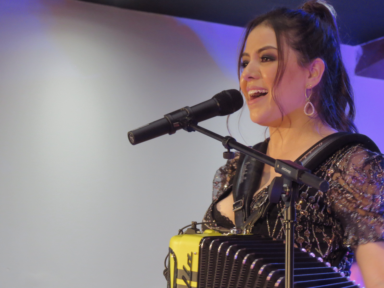 somos el espectador: JANETH VALENZUELA ESTALLIDO DE EXITO CON ACORDEON