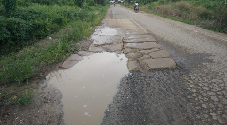 Jalan Rusak dan Licin Ancam Keselamatan Pengguna Jalan | JURNAL MEDIA ...