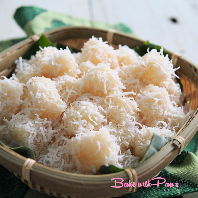 Steamed Tapioca Kueh - BAKE WITH PAWS