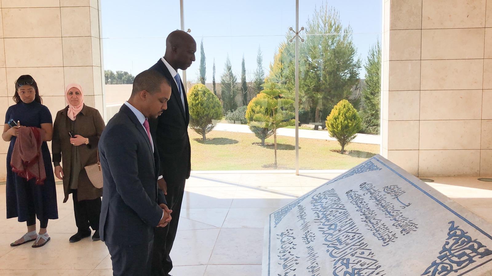 Democratic presidential hopeful visits grave of the leading 20th ...