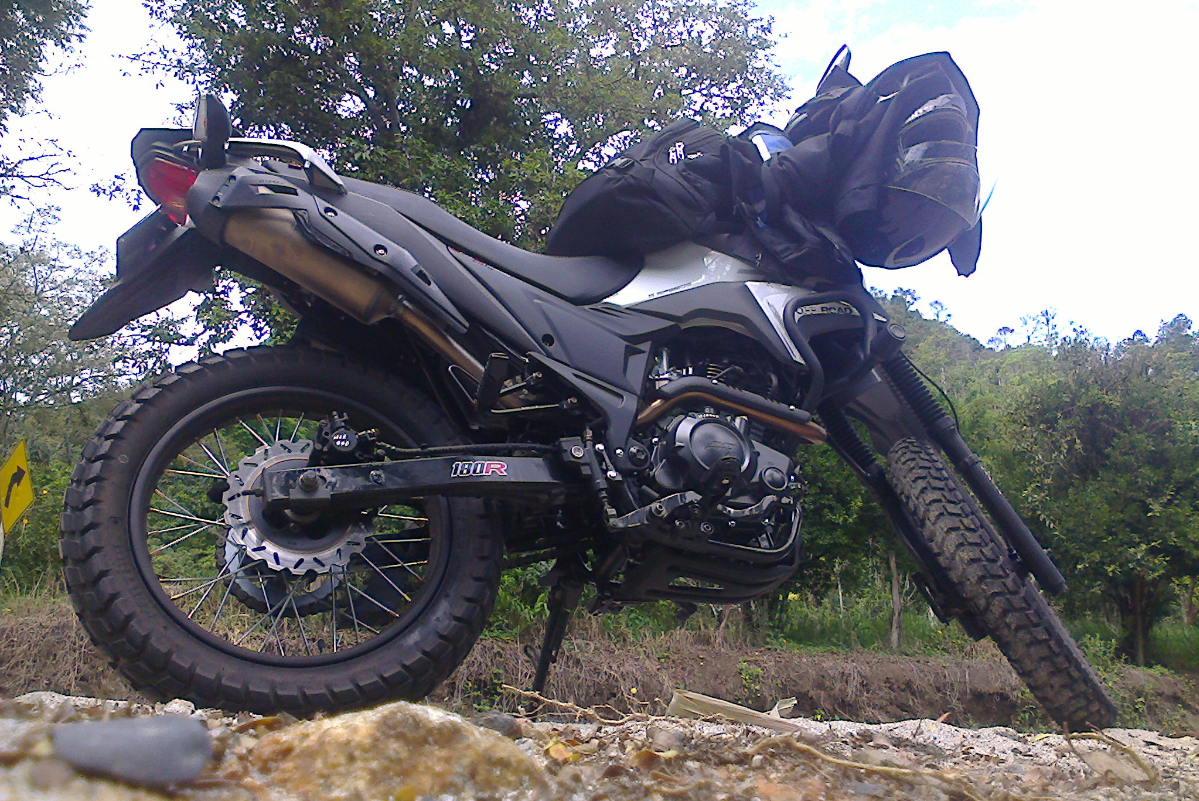 VIAJANDO EN MOTO: TT R 180 AKT