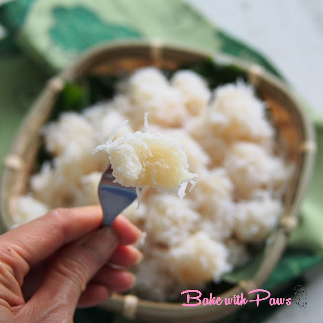 Steamed Tapioca Kueh - BAKE WITH PAWS