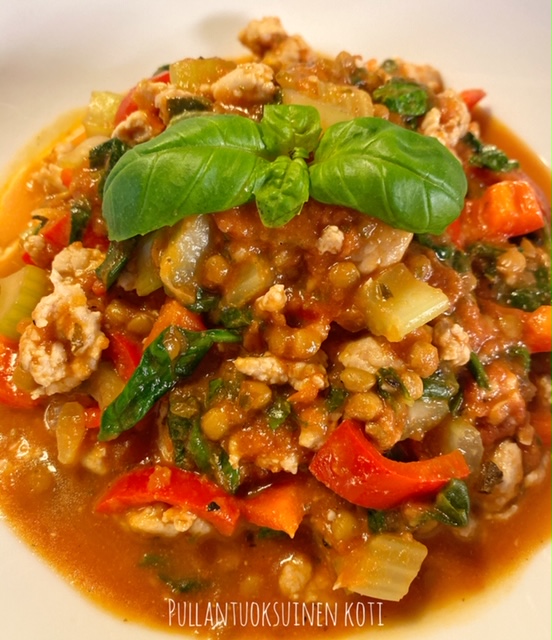 Pullantuoksuinen koti: Herkullinen Tomaatti-broileri-kasvis raguu