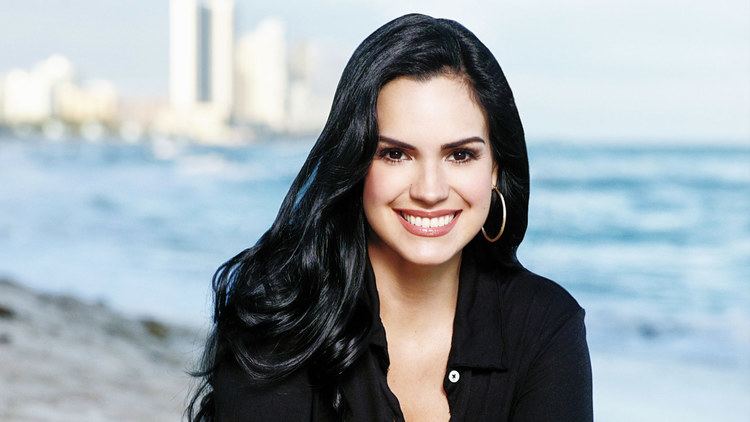 A Televisa la actriz venezolana Scarlet Ortiz