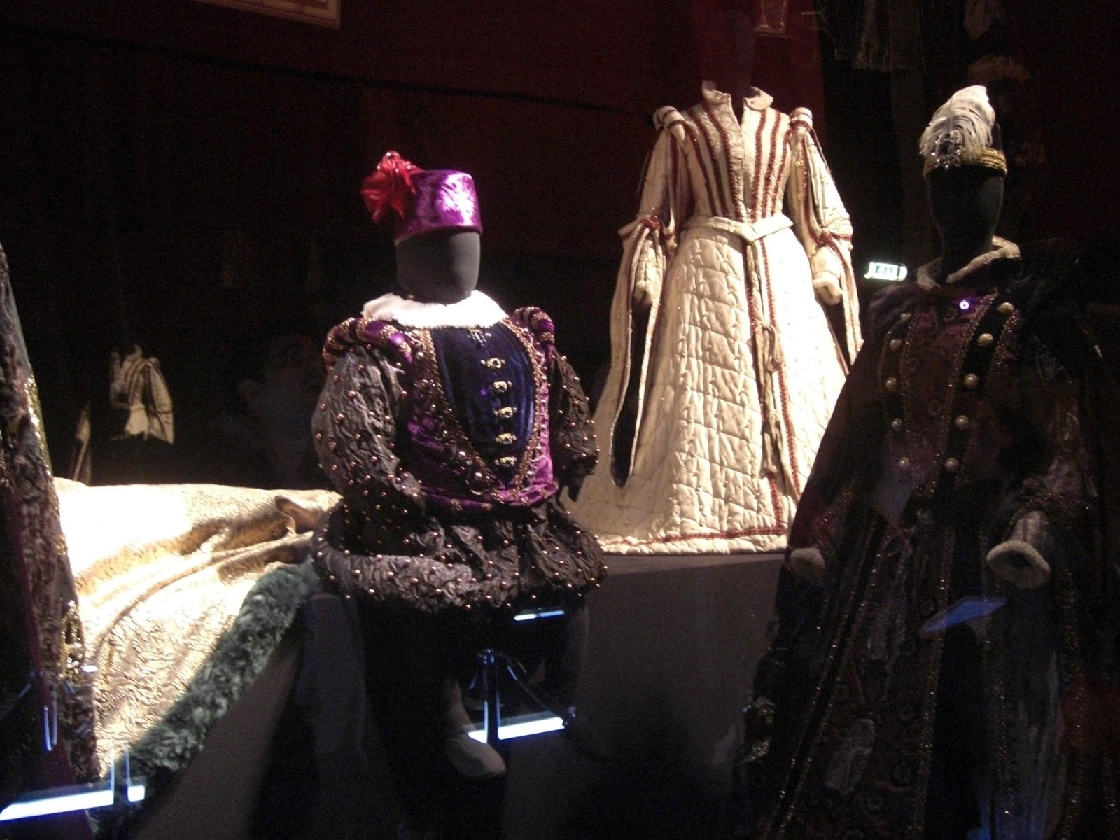 Daniel Ogier le décorateur: COSTUMER LE POUVOIR opéra et cinéma