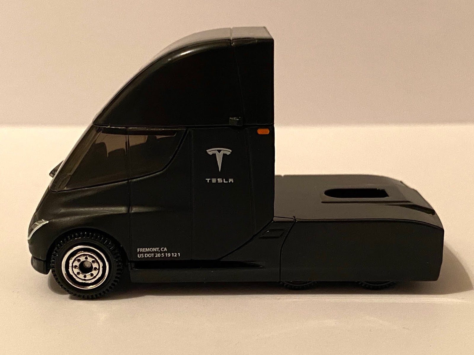 Modell:87: Elektrisierend - Der Tesla Semi von Matchbox