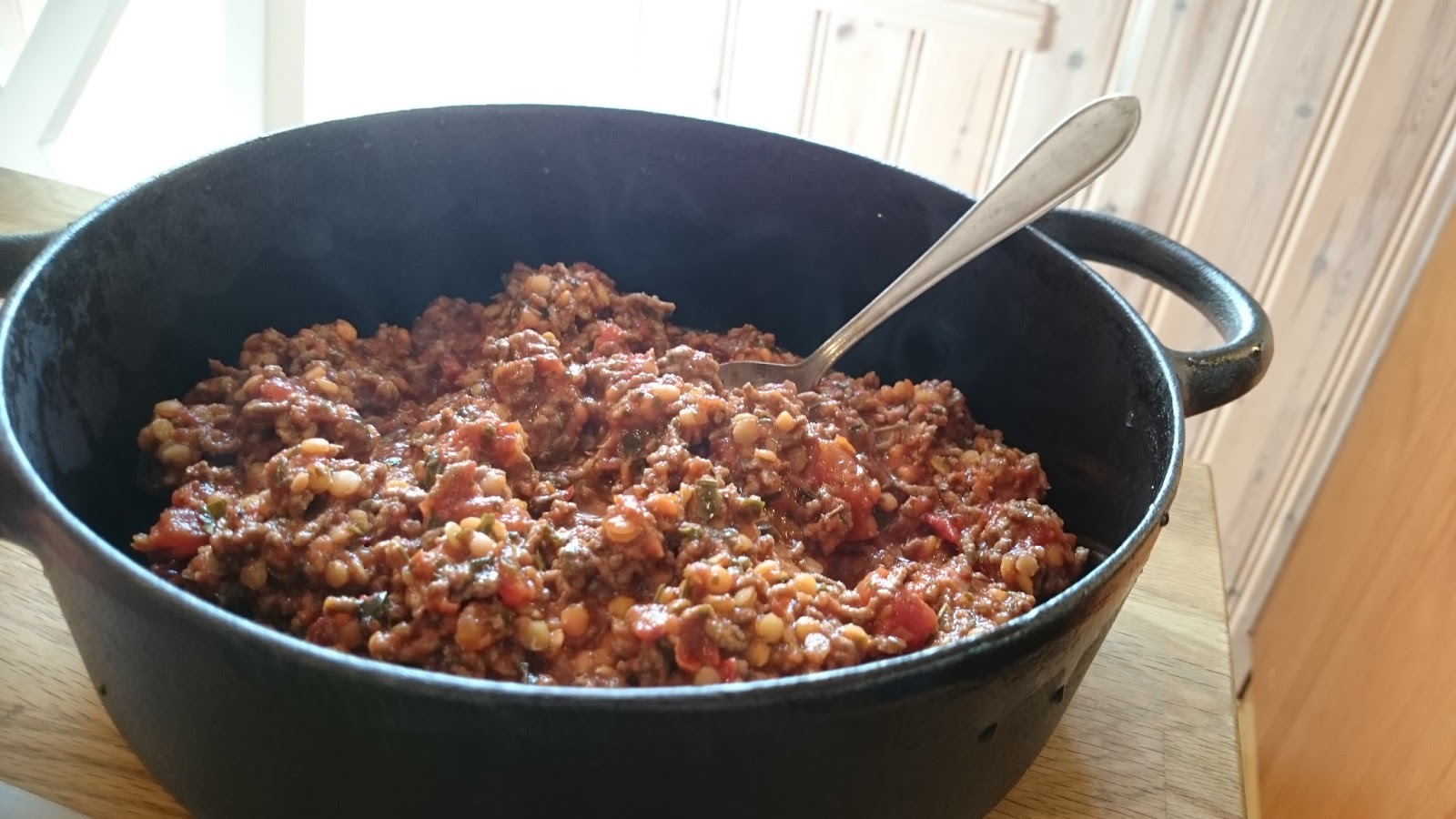 Köttfärsgryta med vitlök, basilika och röda linser