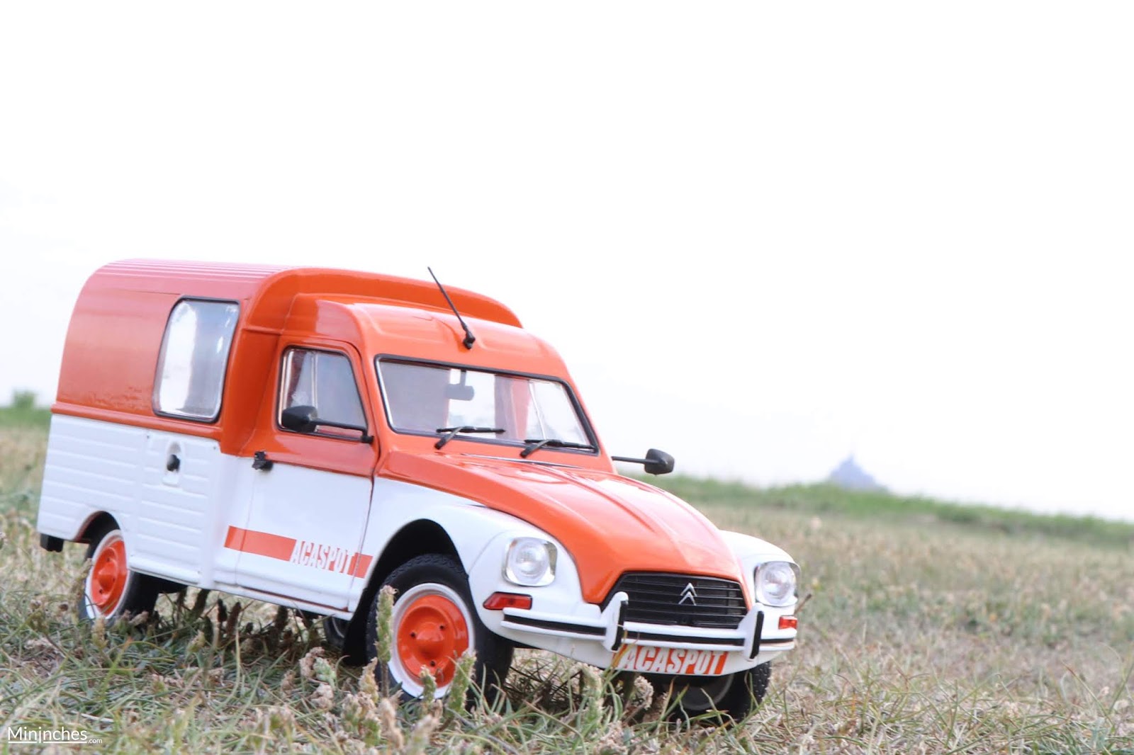 La Citroën Acadiane "Acaspot" disponible en 1/18 chez Solido - Mininches
