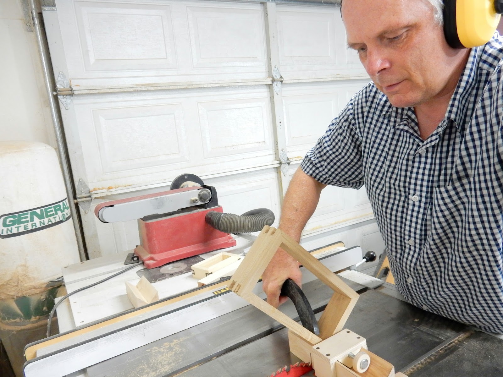 Jax Design: Make a Simple Jig and Build Boxes with Decorative Splines