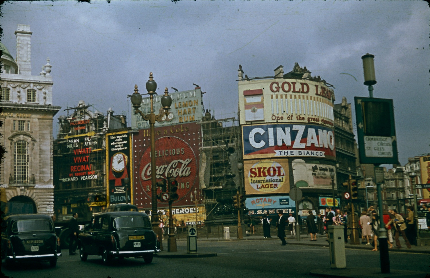 27 Fascinating Color Photographs That Capture Street Scenes of London ...