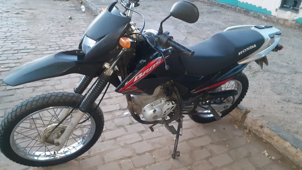 Vende-se uma moto Honda Bros 150, em Mairi