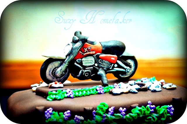 Suzy Homefaker: MOTORCYCLE CAKE TOP