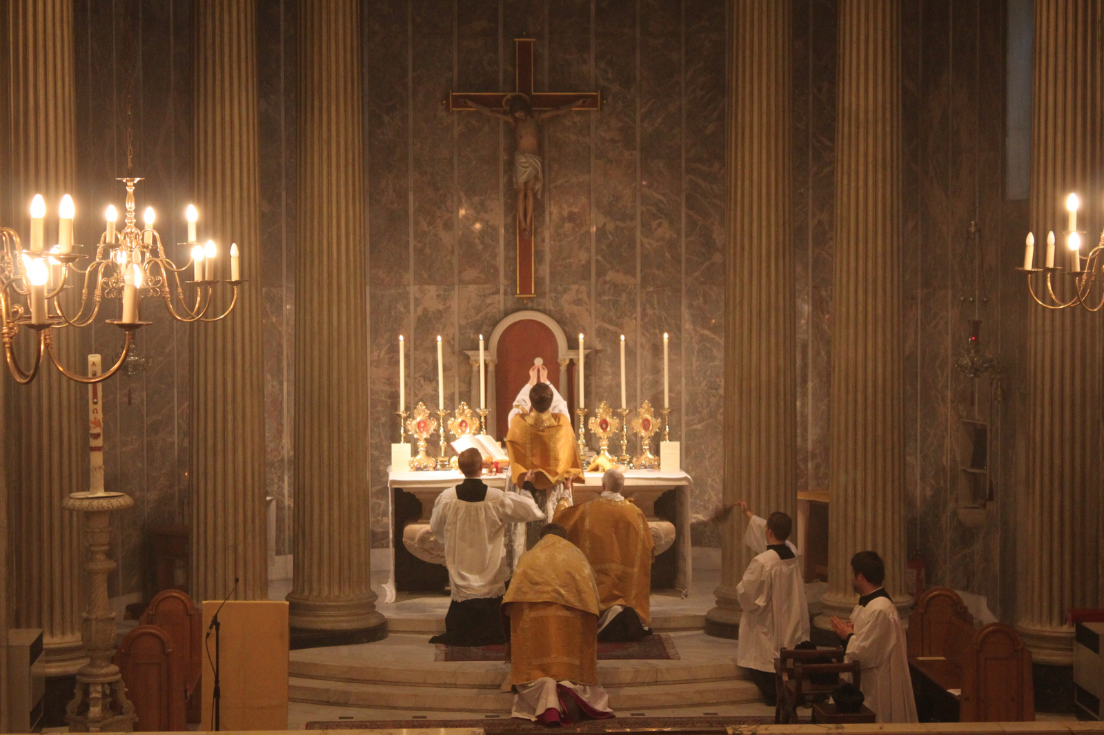 High Mass in the Extraordinary Form at St Mary Moorfields, London ...