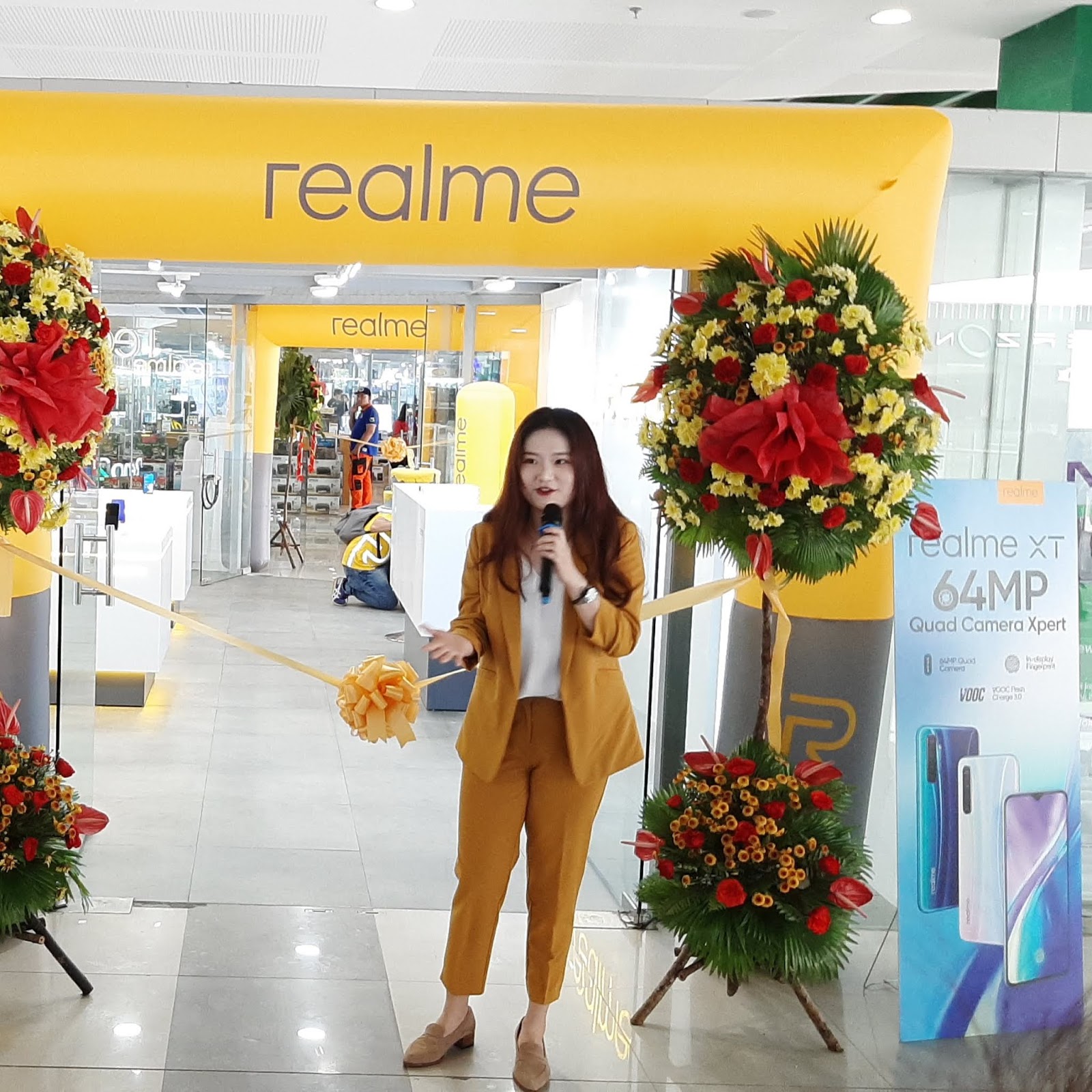 RealMe celebrates 1st Year Anniversary; Opens PH biggest concept store ...