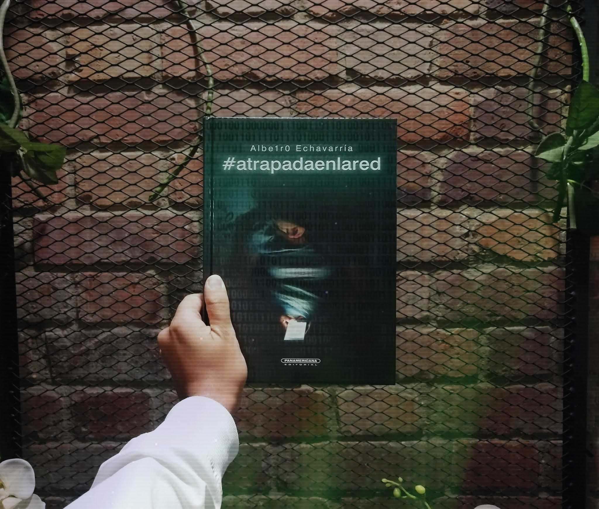 Reseña: Atrapada en la red - Albeiro Echavarría