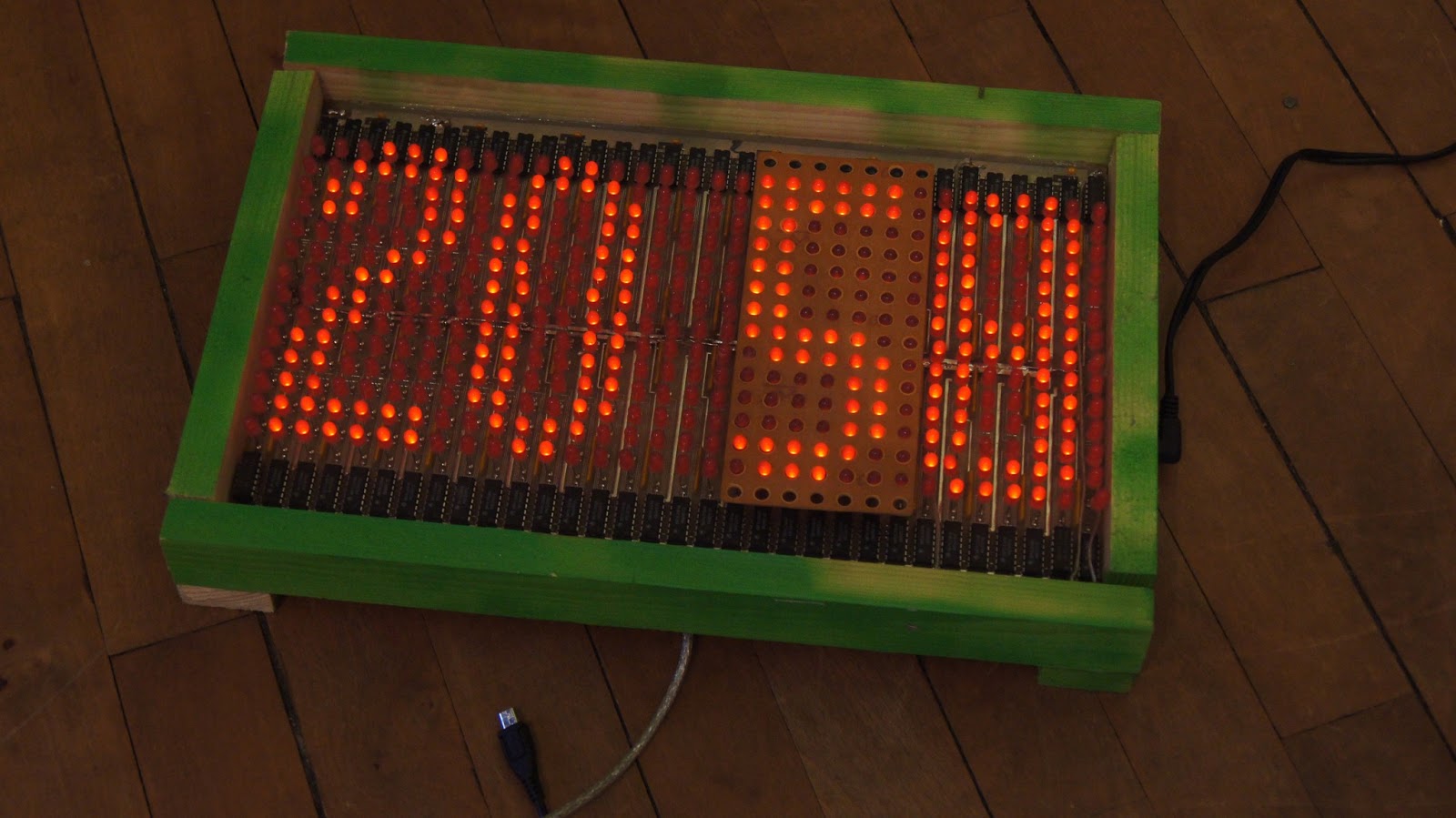 Atcnetz.de: Große LED Matrix Uhr