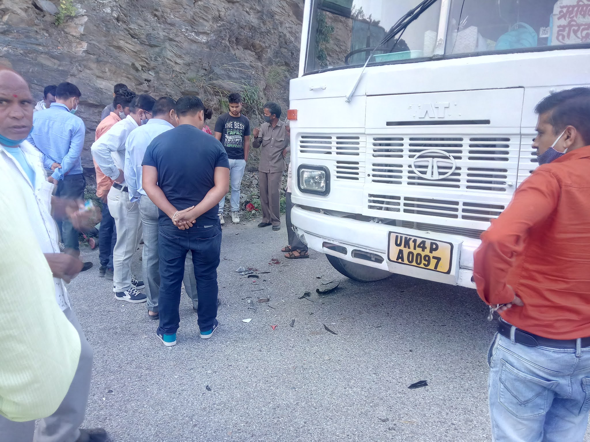 हिमवंत टिहरी के देवलसारी के पास बस की चपेट में आने से बाइक सवार हुए