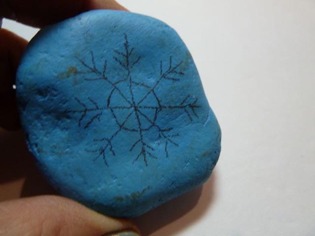 Make it easy crafts: How to paint a snowflake rock for the holidays