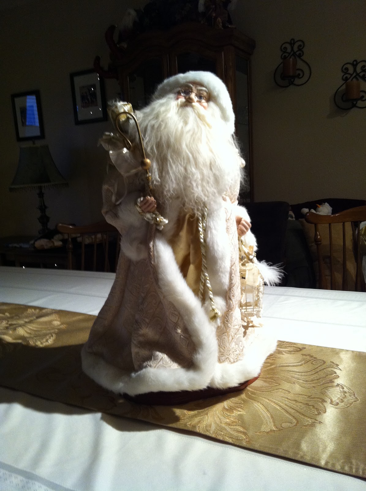 Buttons, Bows & Bling: Sparkling Santa Tabletop