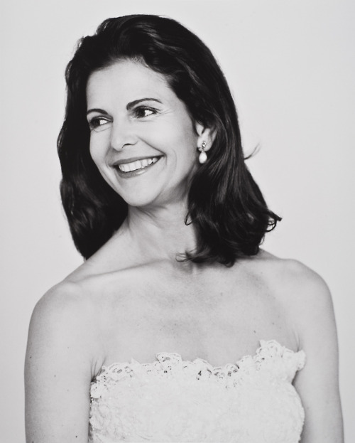 Arrayed in Gold: Current European Queens