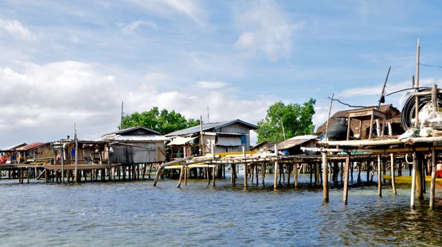 In Pinay's "Ciudad": LAYAG-LAYAG YELLOW BOAT VILLAGE: HOUSES @ ZC ...