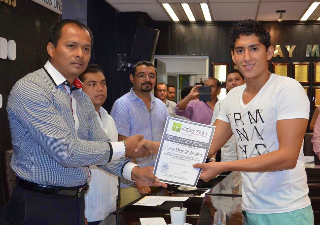 PERIODISTAS FRONTERA SUR: SAMUEL CHACÓN ENTREGA RECONOCIMIENTO A ...